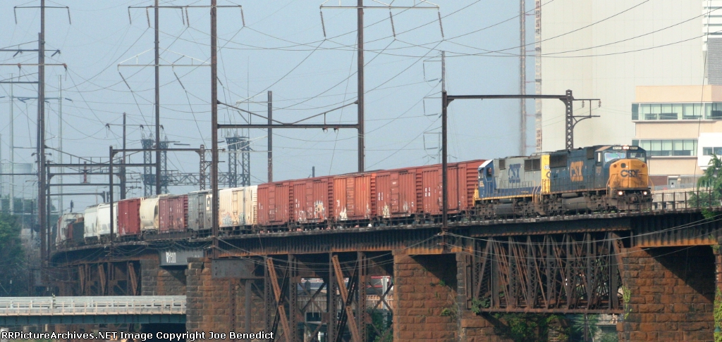 CSX 8727 & 8552 on Q300